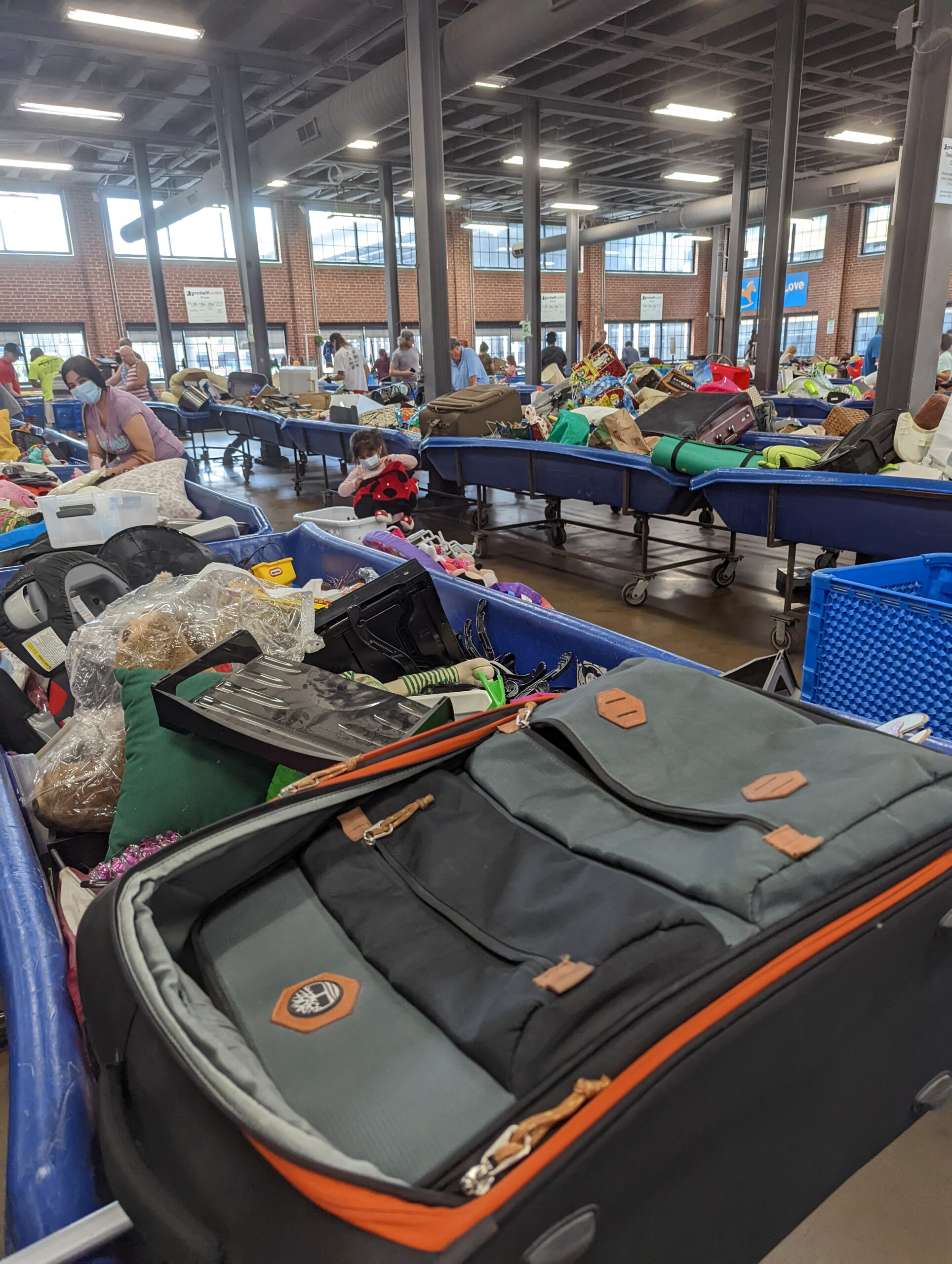 Here's The Cheapest Place To Buy A Suitcase | WanderBIG.com